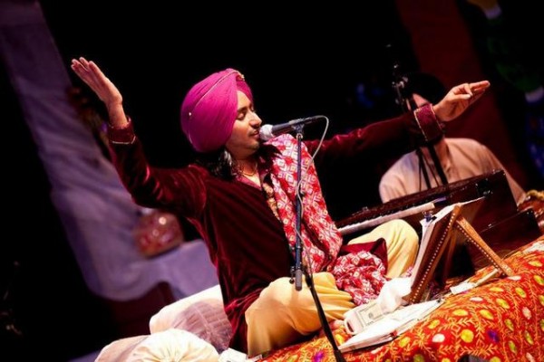 Satinder Sartaj In Yellow Turban - DesiComments.com
